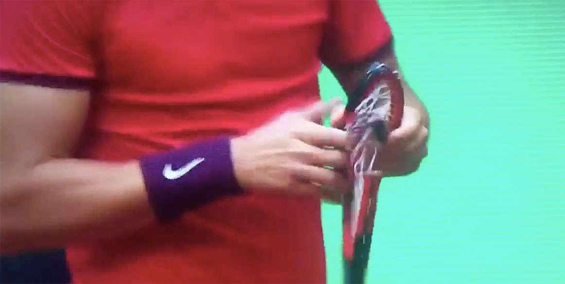 How to smash a racquet (and fold it neatly away) | Tennismash